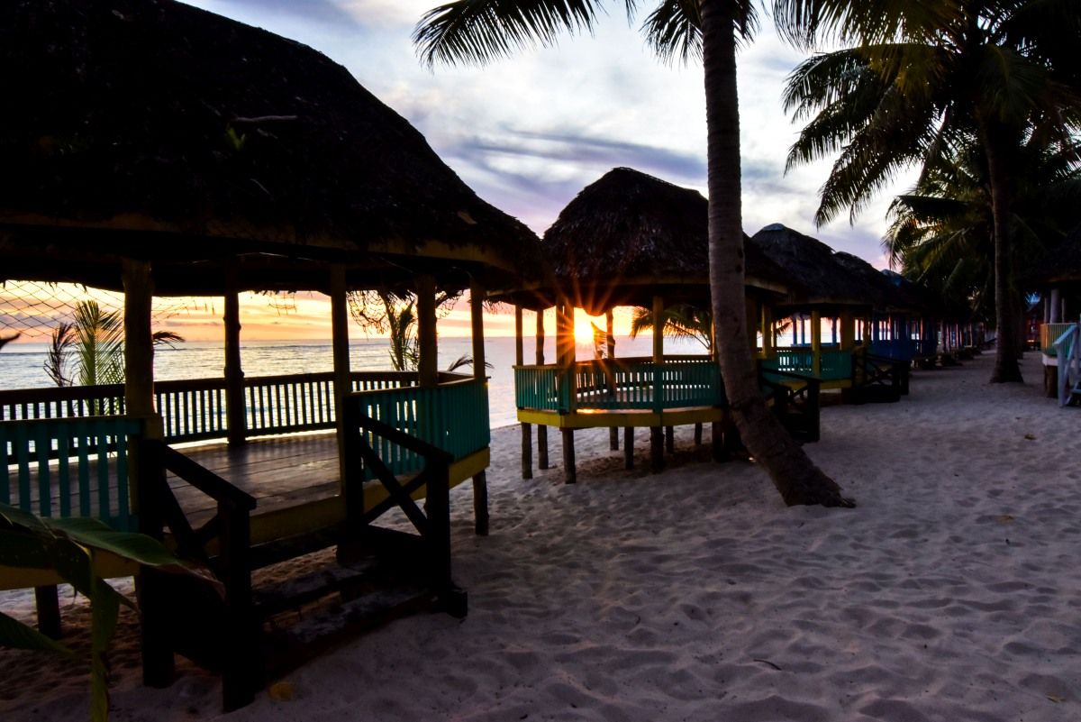 Staying in a Beach Fale in Samoa + 10 Essential Tips! 🌴 - Samoa Pocket ...