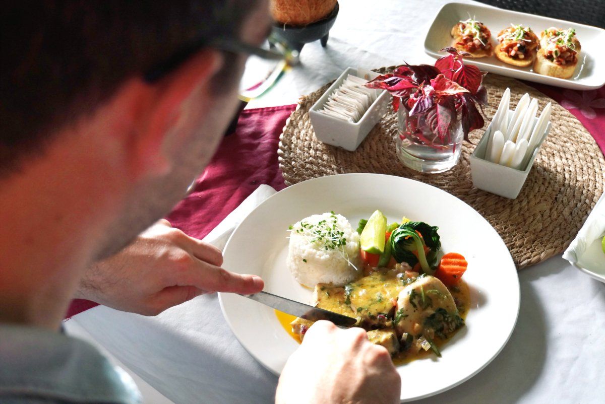 The Food Guide to Samoa: Places to Eat & Food Tours 🍍 2026